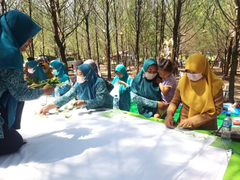 Pelatihan Batik Ecoprint di Pantai Permata Pilang - UINSA